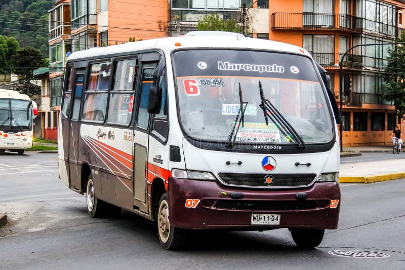 Kleine stadsbus Metalpar redactionele stock foto. Image of mercedes ...