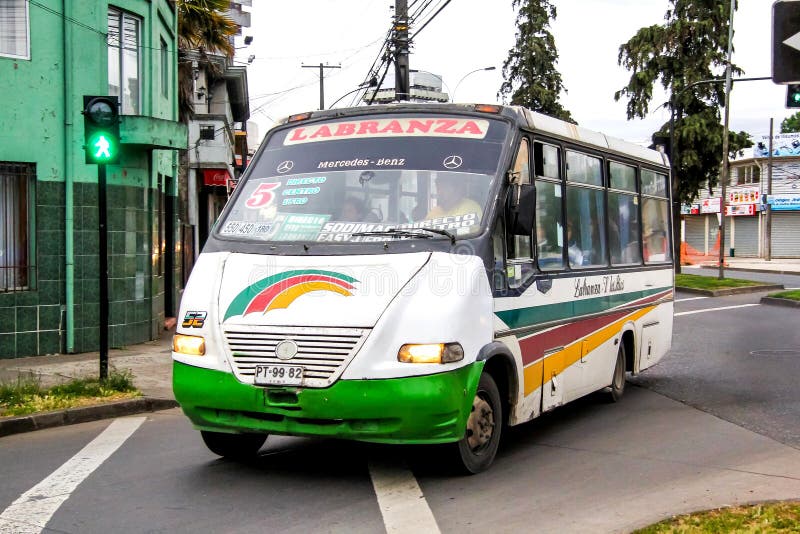 Kleine stadsbus Metalpar redactionele stock foto. Image of mercedes ...