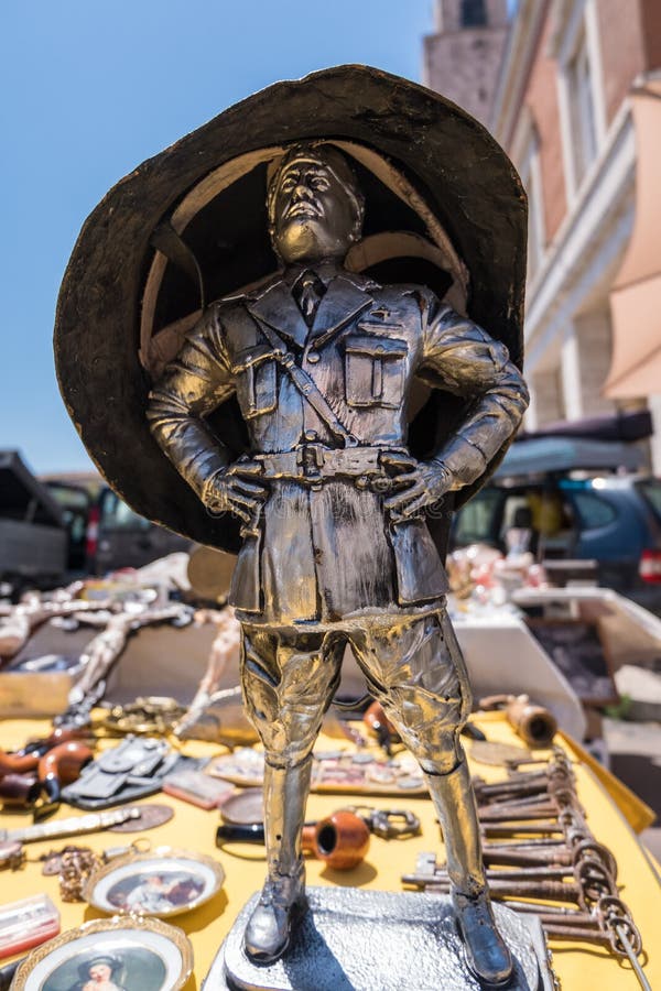 Mussolini-Statue Bei Militalia 2013 in Mailand, Italien Redaktionelles ...