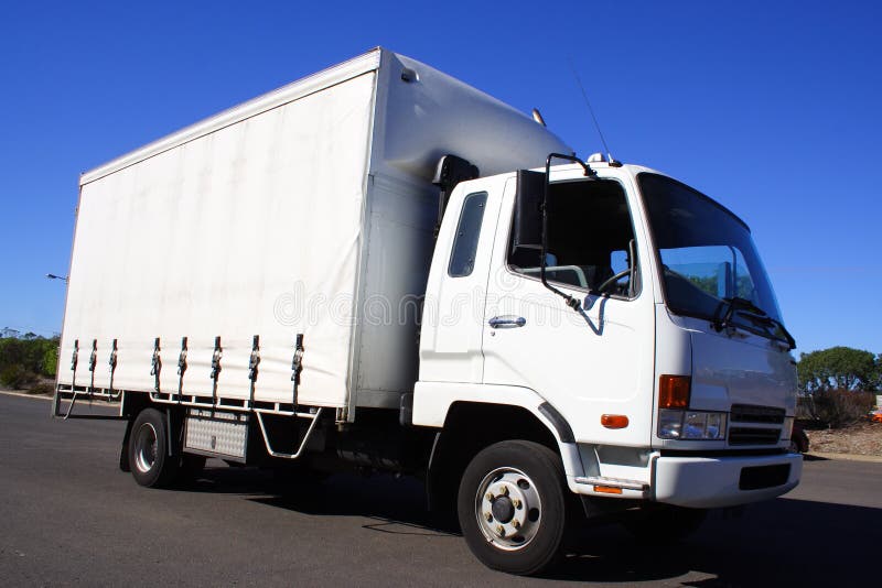 Kleine vrachtwagen stock afbeelding. Image of lading, beweging - 2219689