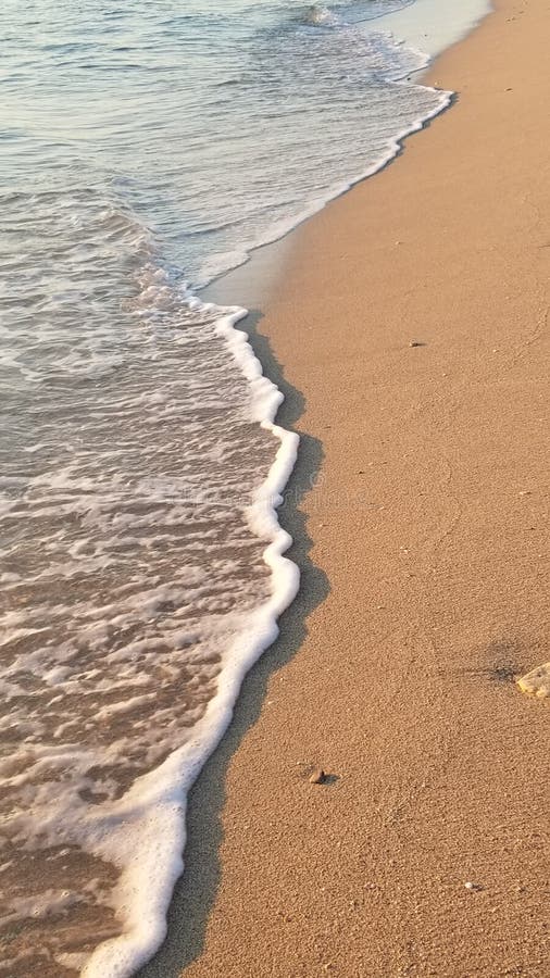 Kleine Wellen an Der Strandlinie Stockfoto - Bild von warm, strand ...