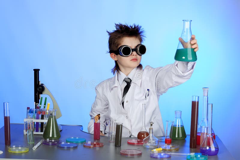 Kleine wetenschapper stock foto. Image of biologie, chemie - 8951212