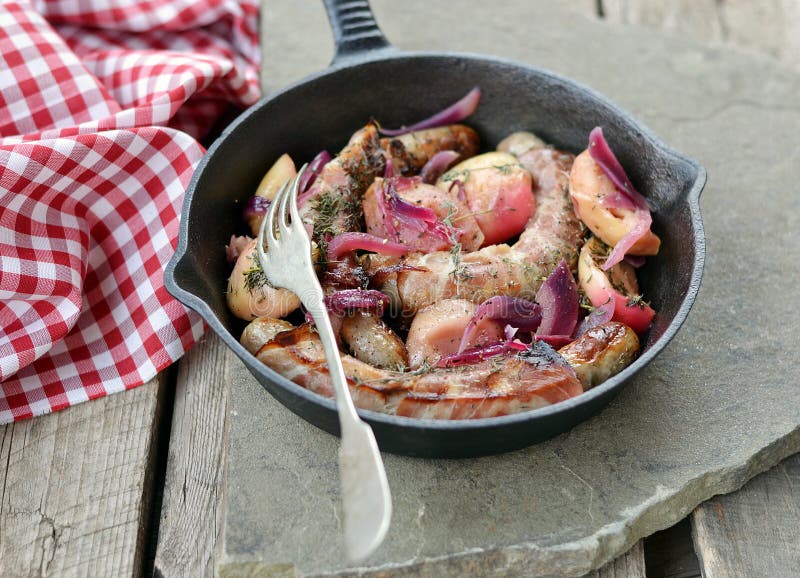 Kleine worst met rode ui stock foto. Image of worst, geroosterd - 38142306