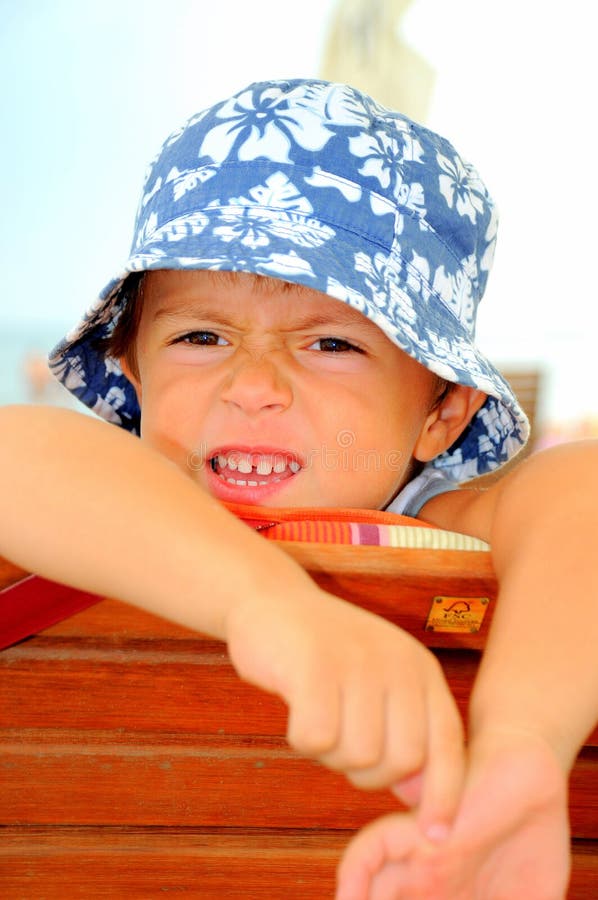 Kleiner Die Stirn Runzelnder Junge Stockbild - Bild von liebling ...