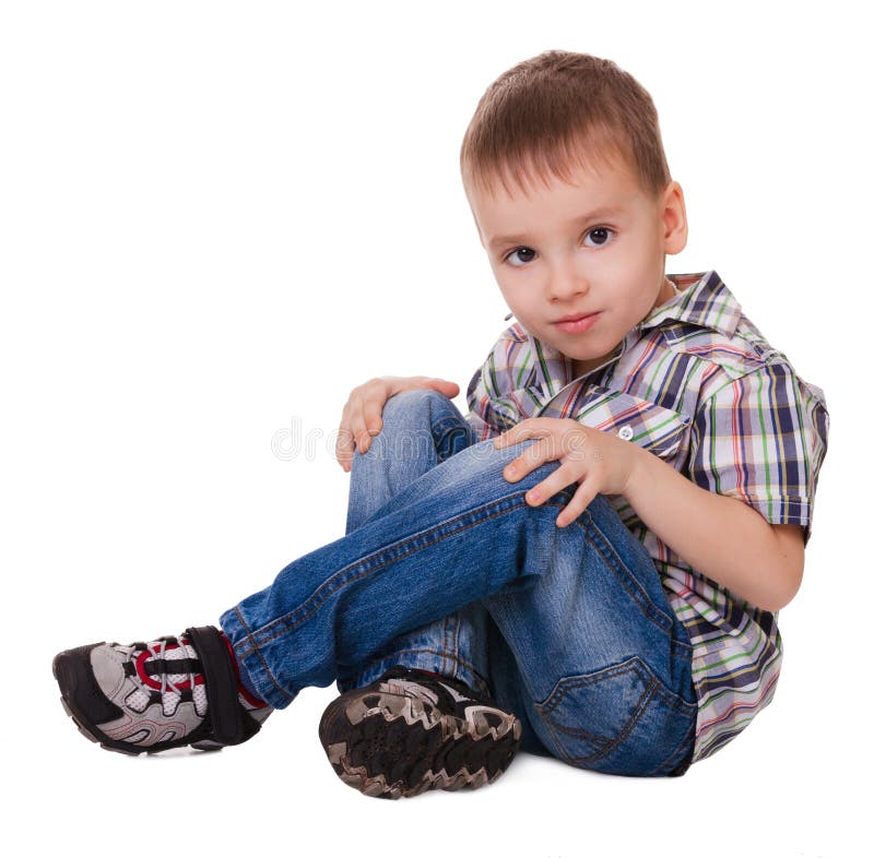 Kleiner Ernster Sitzender Junge Stockfoto - Bild von kind, beiläufig ...