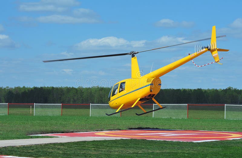 Gelber Hubschrauber stockbild. Bild von flugwesen, float - 1103003