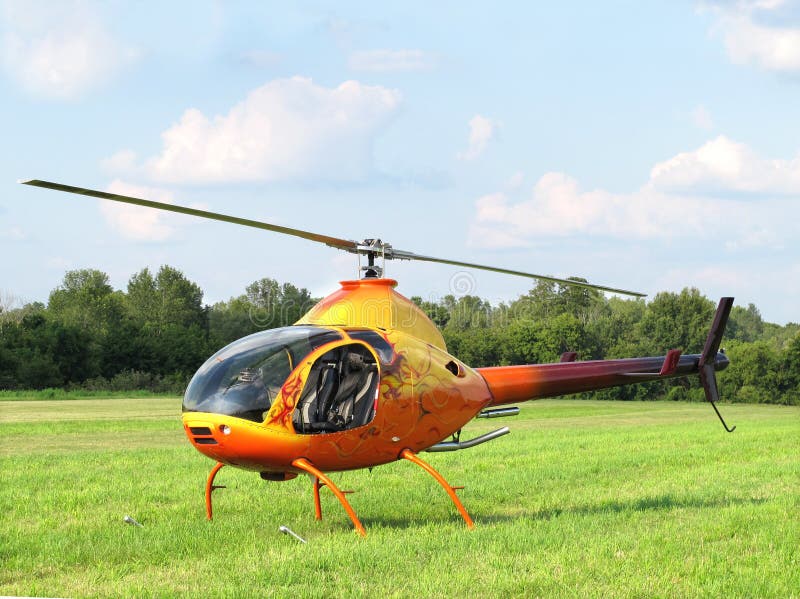 Blauer Hubschrauber Auf Feld Stockfoto - Bild von flugzeug, hieb: 30018396