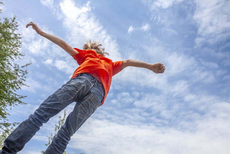 Der Junge Hoch Springend In Die Luft Stockfoto - Bild von junge, jungen ...