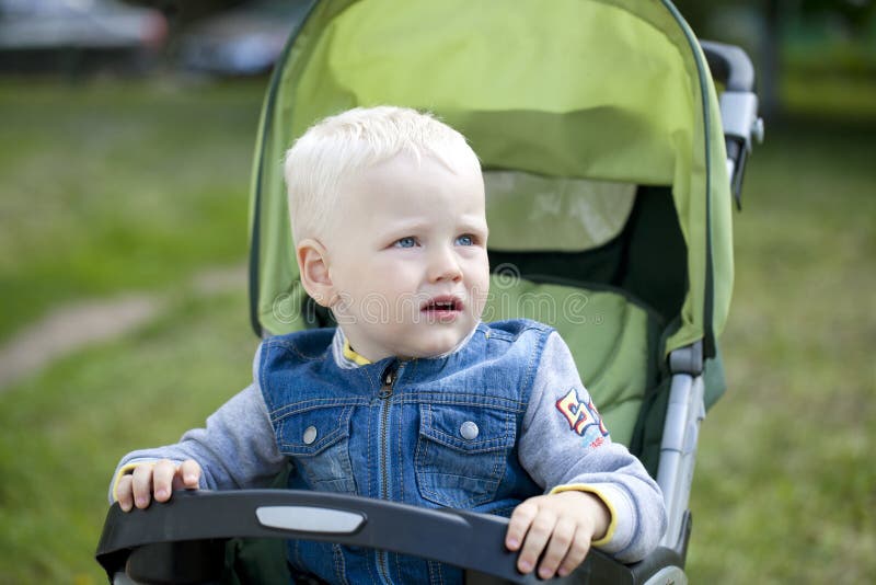 Kleiner Junge, Der Im Pram Geht in Einen Sommerpark Sitzt Stockbild ...