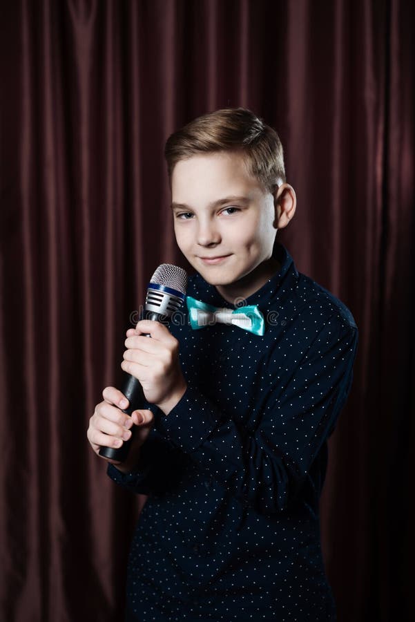 Kleiner Junge, Der in Microphone Kind Im Karaoke Stockfoto - Bild von ...