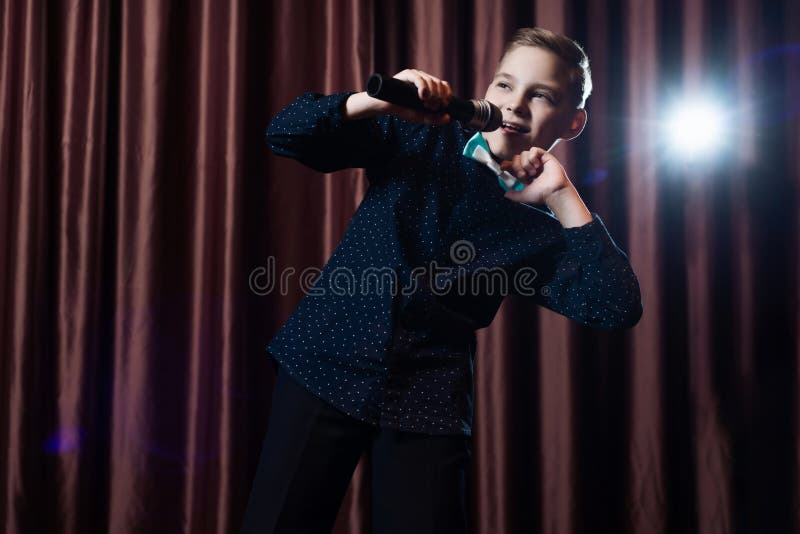 Kleiner Junge, Der in Microphone Kind Im Karaoke Stockbild - Bild von ...