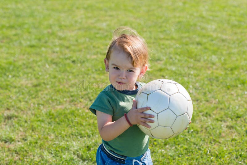 Kleiner Junge, Der Mit Ball Spielt Stockbild - Bild von spielt, ball ...