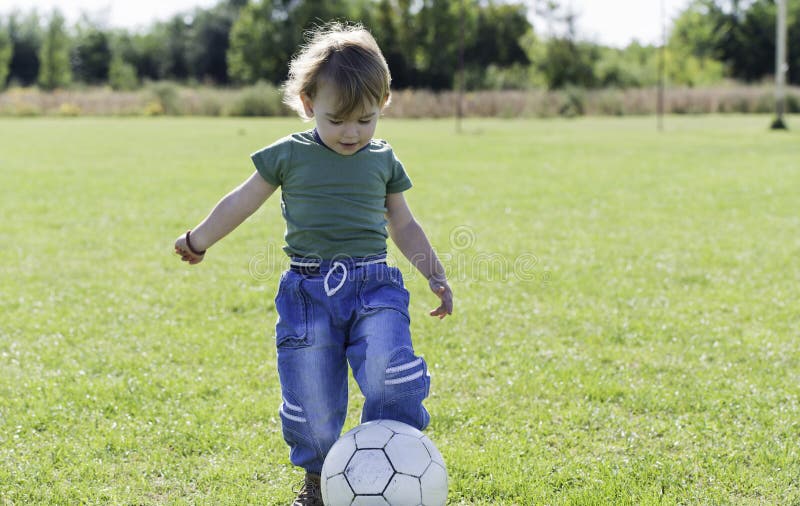 Kleiner Junge, Der Mit Ball Spielt Stockfoto - Bild von aufwerfung ...