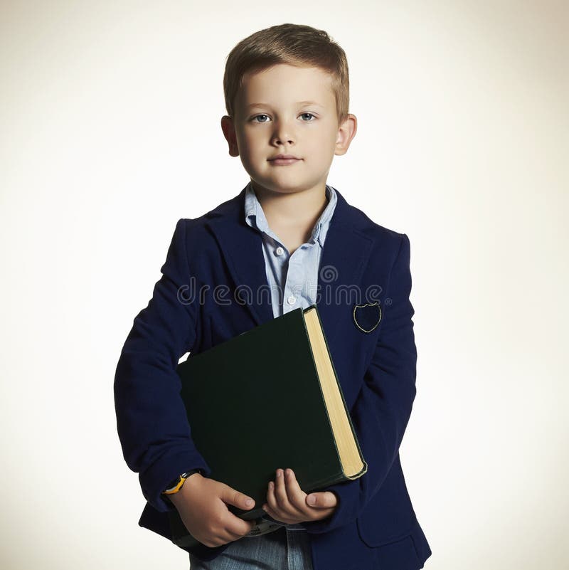 Kleiner Junge, Der Zur Schule Geht Kind Mit Buch Stockbild - Bild von ...