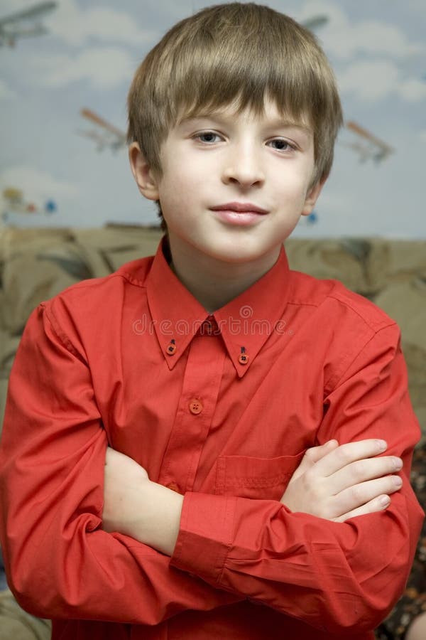 Kleiner Junge Des Portraits Im Roten Hemd Stockfoto - Bild von tapete ...