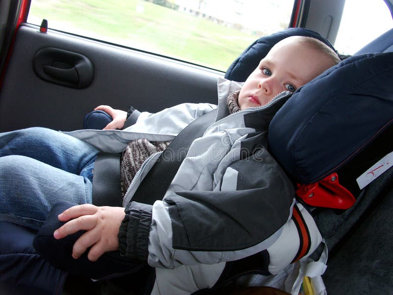 Kleiner Junge im Auto stockfoto. Bild von familie, auto - 2783556