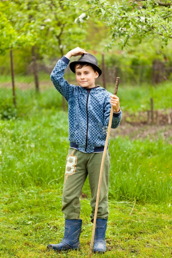Kleiner Junge Im Hut Und Matten Im Freien Stockbild - Bild von herrlich ...