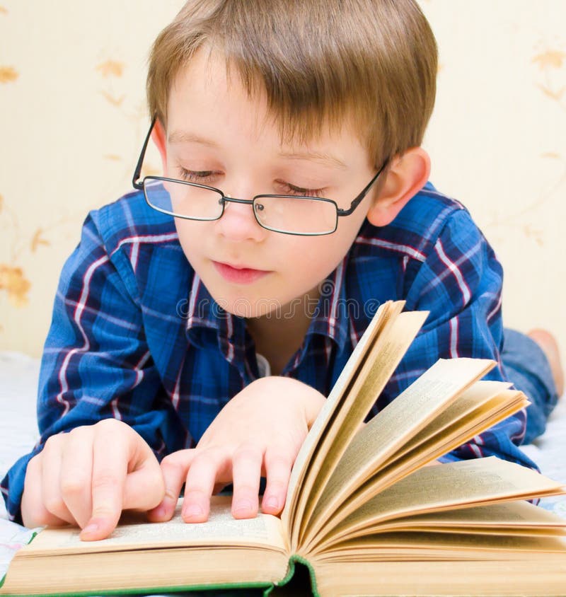 Kleiner Junge Liest Ein Buch Stockbild - Bild von bett, zicklein: 29940245