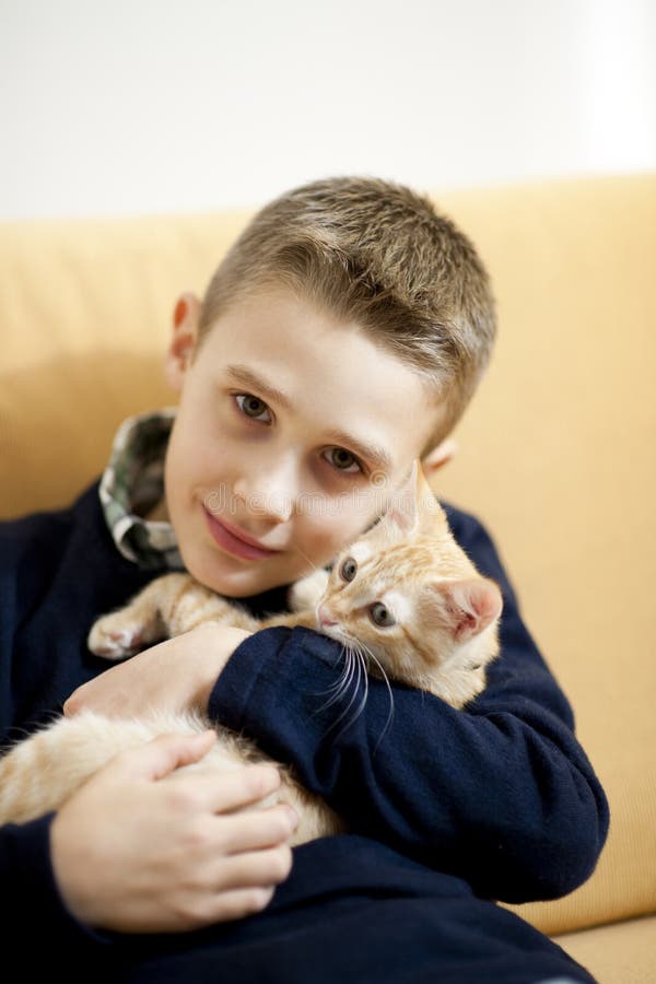 Kleiner Junge mit Katze stockbild. Bild von schauen, freundschaft ...