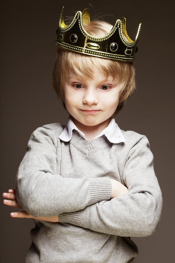 Kleiner Junge mit Krone stockfoto. Bild von symbol, kind - 49466448 Kleiner Junge mit Krone stockfoto. Bild von symbol, kind - 49466448