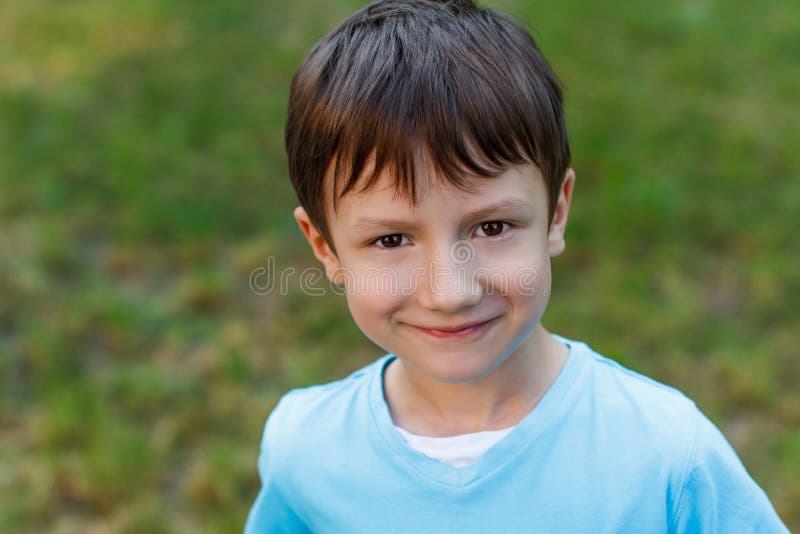 Kleiner Junge Mit Smileygesicht Stockfoto - Bild von zicklein ...