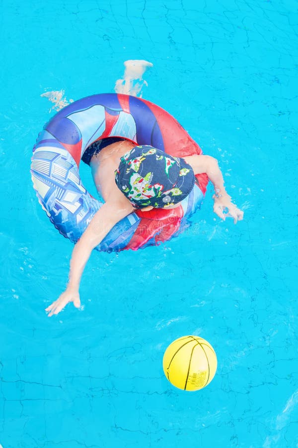 Kleiner Junge Schwimmt, Das Nette Kind, Das in Das Pool Im Kreis ...