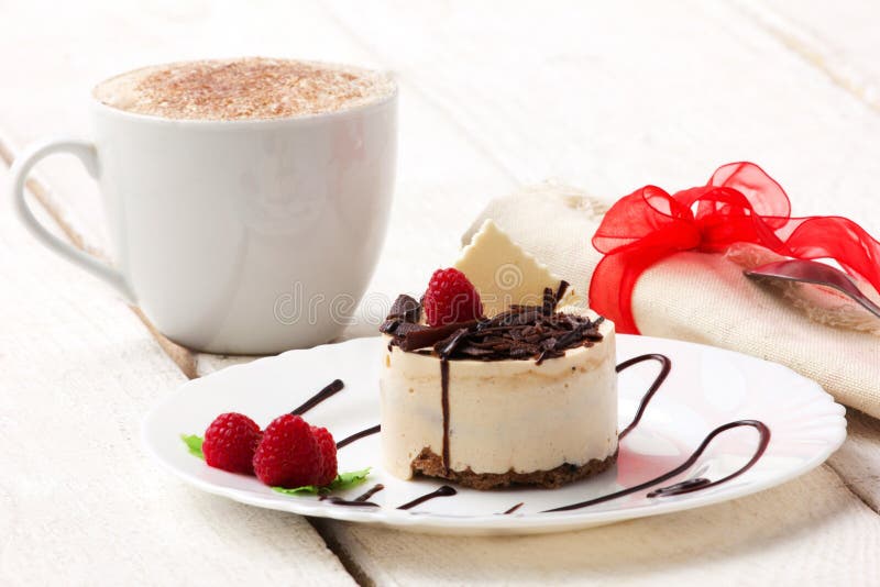 Kleiner Kuchen und Kaffee stockbild. Bild von nahaufnahme - 33601649
