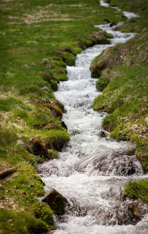 Kleiner Nebenfluss, Fluss Fällt über Einen Kleinen Wasserfall, über ...