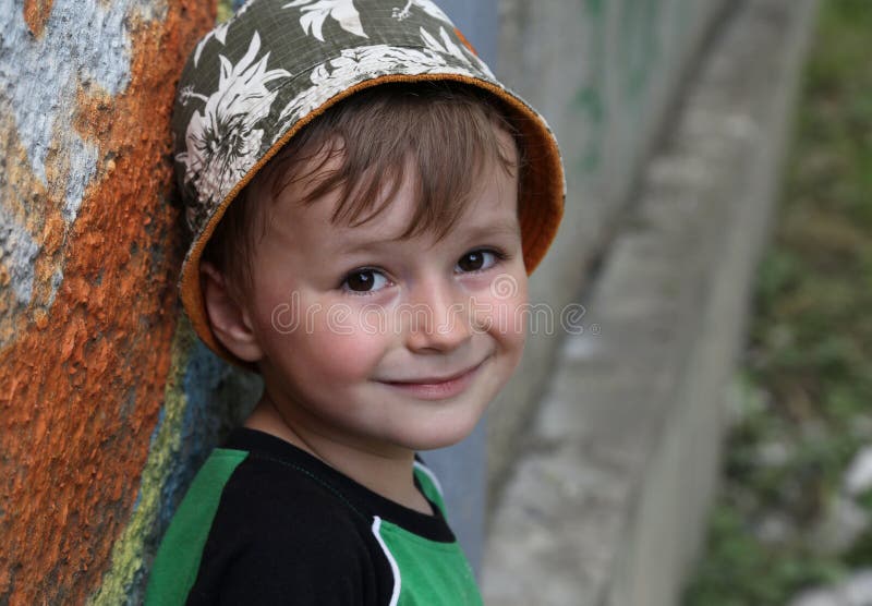 Kleiner stattlicher Junge stockbild. Bild von gesicht - 48712185