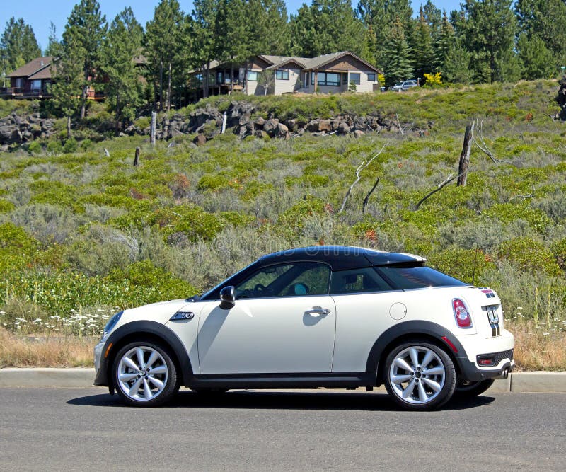 Kleines Auto Geparkt in Der Luxuxnachbarschaft Stockfoto - Bild von ...