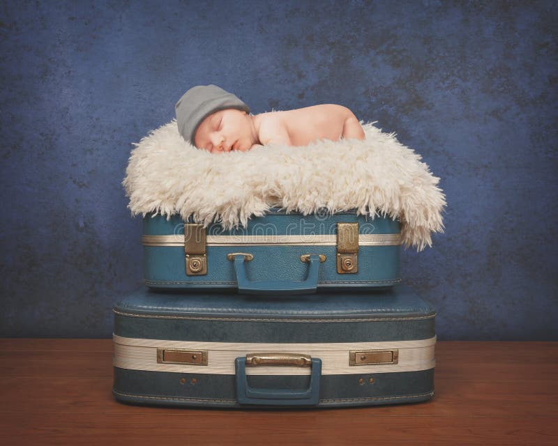 Kleines Baby, Das Auf Koffer Schläft Stockbild - Bild von bett, nett ...