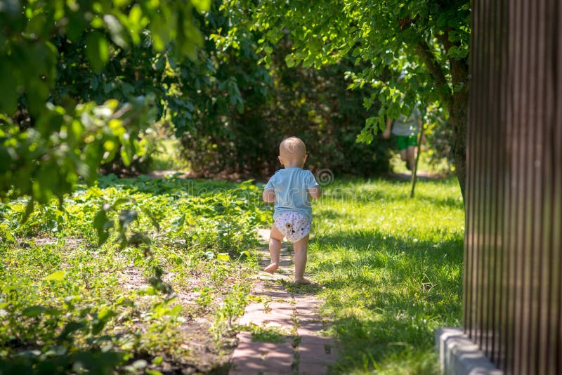 Kleines Baby in Einem Windeln Im Garten Stockbild - Bild von junge ...