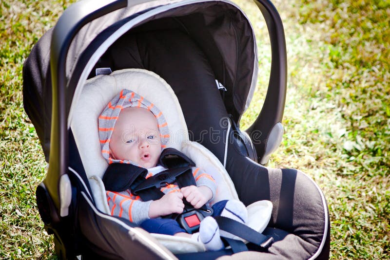 Bemuttern Sie Das Sichern Ihres Babys Im Autositz Stockfoto - Bild von ...
