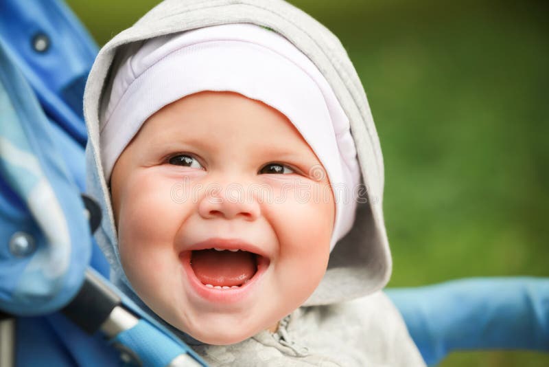 Kleines Baby lacht im Pram stockfoto. Bild von aktivität - 33014144