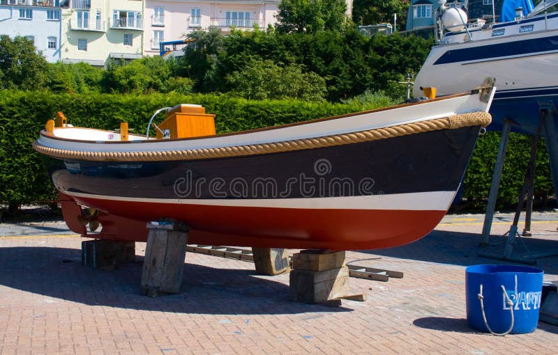Kleines Ruderboot stockfoto. Bild von reparatur, lieferung - 36163524