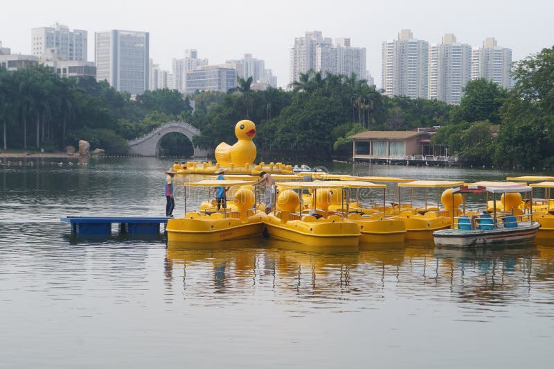 Kleines Boot auf dem See redaktionelles stockfoto. Bild von reizend ...