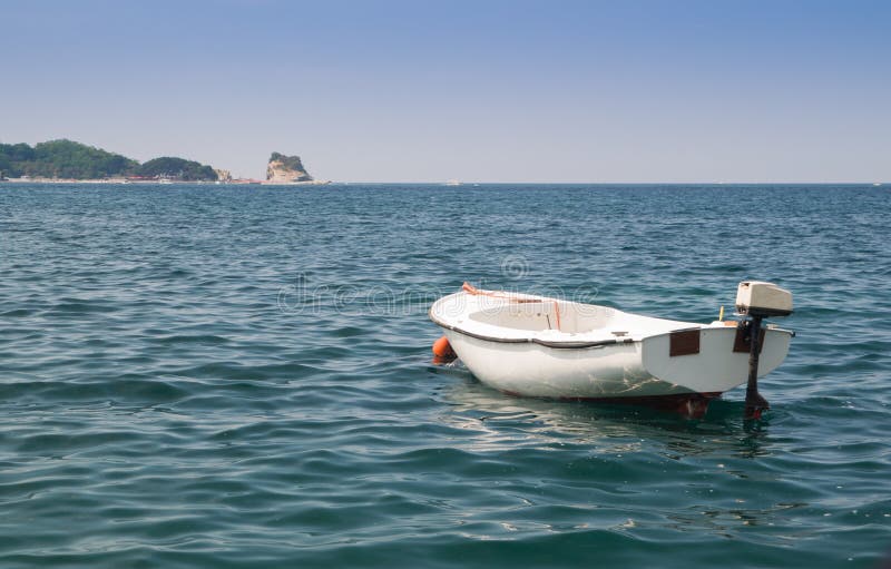 Kleines Boot auf Meer stockfoto. Bild von segelboot, frei - 58985412