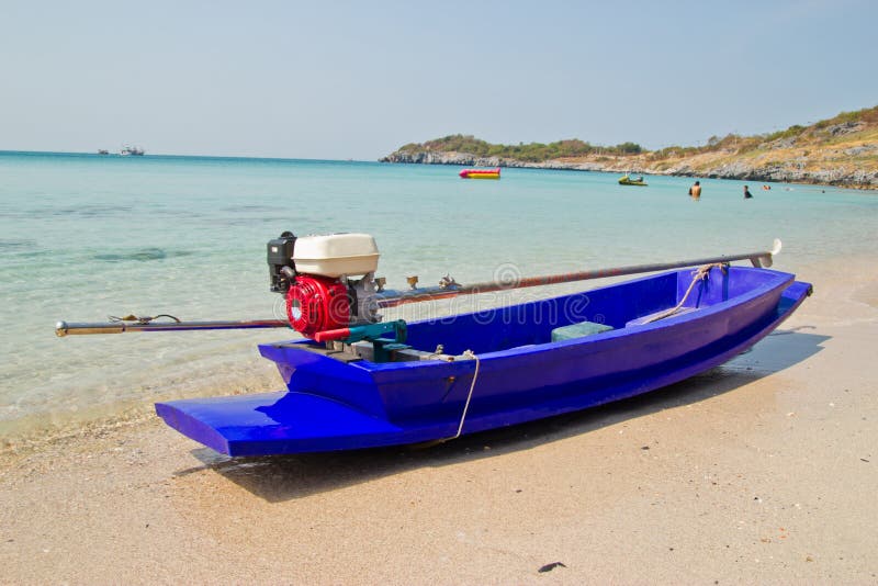Kleines Boot auf Strand stockfoto. Bild von lagebestimmung - 37409248