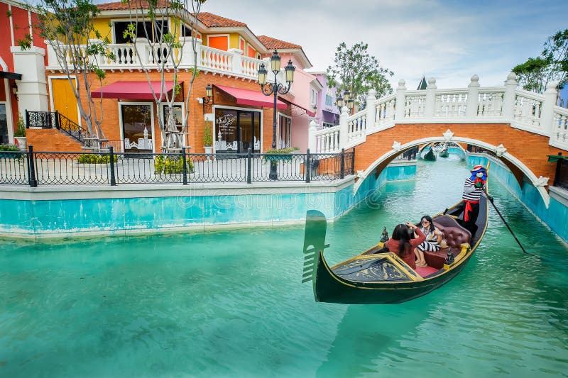 Kleines Boot, Das Auf Den Fluss 4 Schwimmt Redaktionelles Bild - Bild ...