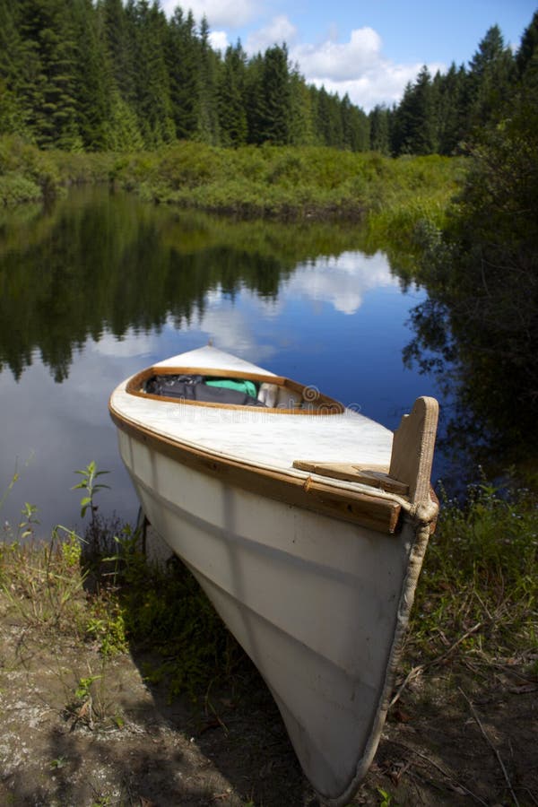 Kleines Boot, Das Neben See Sitzt Stockbild - Bild von freiheit, weit ...