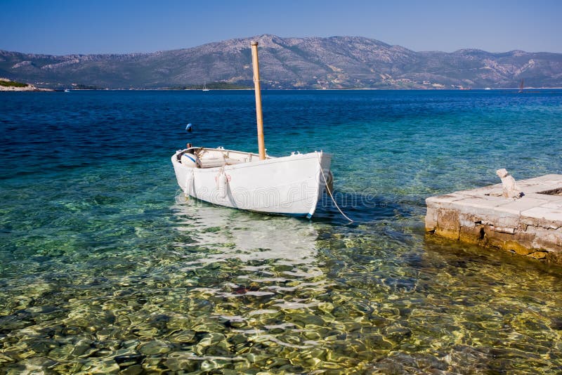 Kleines Boot im Hafen stockbild. Bild von europa, sommer - 13534797