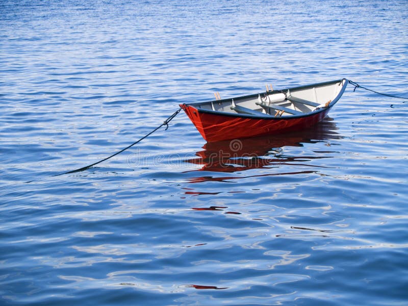 Kleines Boot Im Klaren Wasser Stockfoto - Bild von boot, behälter: 1778334