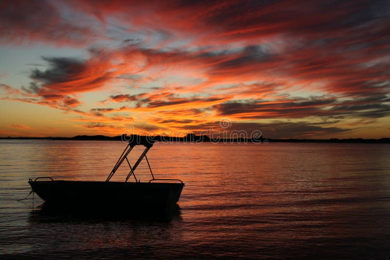 Kleines Boot Im Wassersonnenuntergang Stockfoto - Bild von frech ...