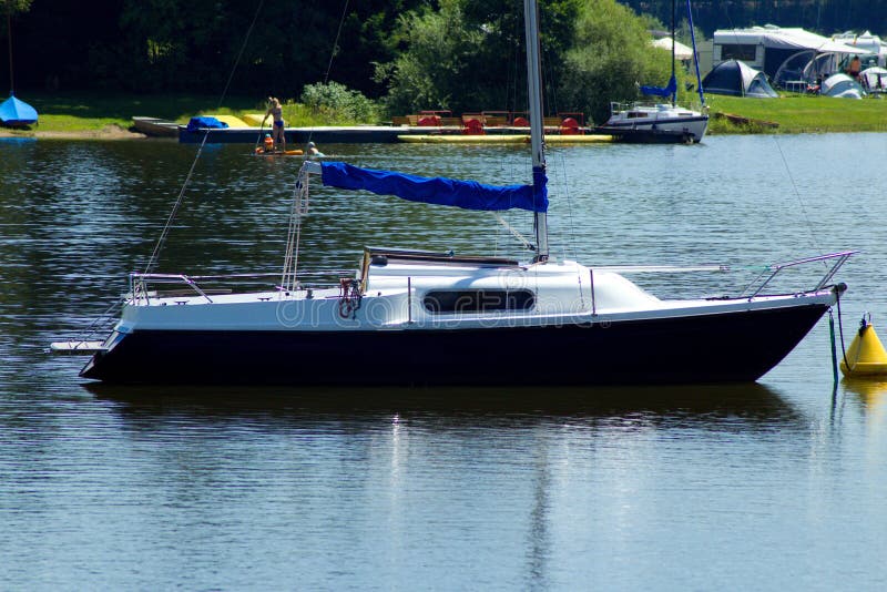 Kleines Boot - Segelboot Im Hafen Stockfoto - Bild von personen ...