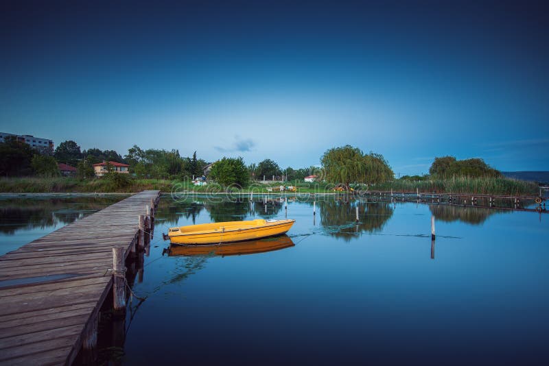 Kleines Dock Und Boot am See Stockfoto - Bild von ruhig, hölzern: 71523382