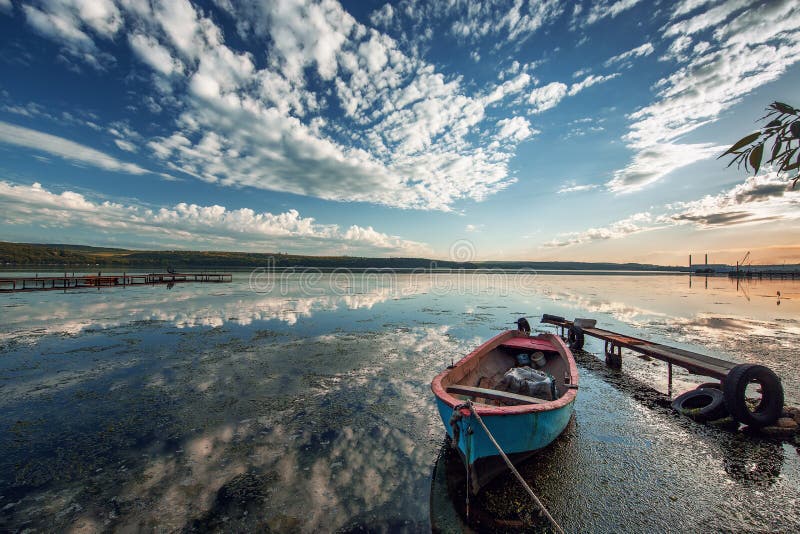 Kleines Dock Und Boot am See Stockfoto - Bild von fischen, nebelig ...