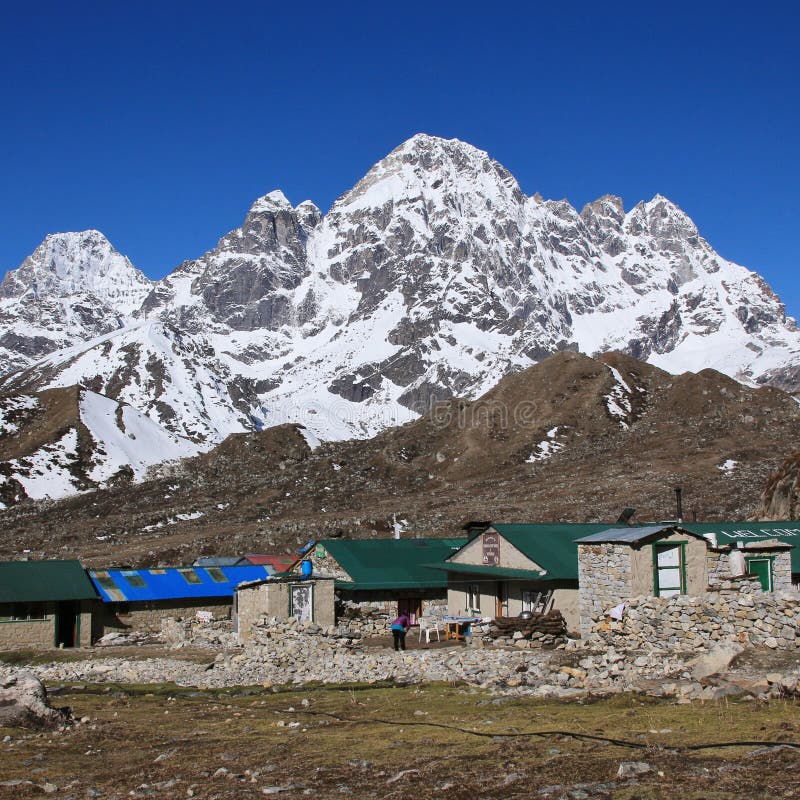 Kleines Dorf Thagnak Und Mt Phari Lapcha Stockfoto - Bild von szenisch ...