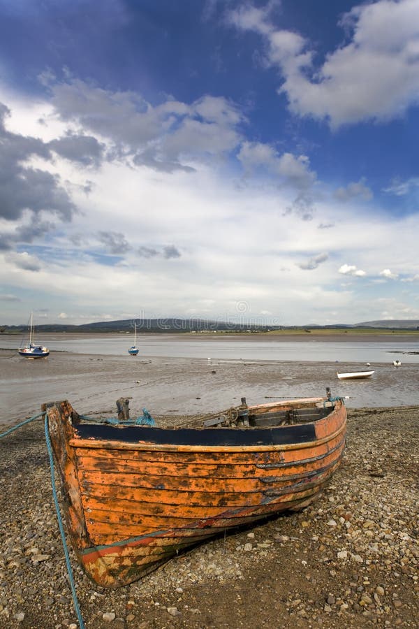 Kleines Fischerboot stockfoto. Bild von bootfahrt, produkteinführung ...