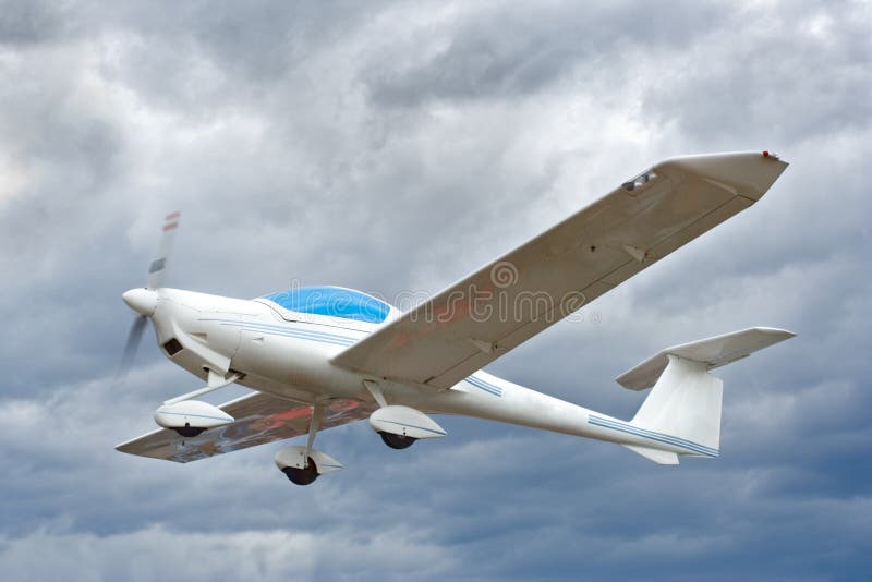 Kleines Flugzeug im Flug stockfoto. Bild von horizont - 2466862
