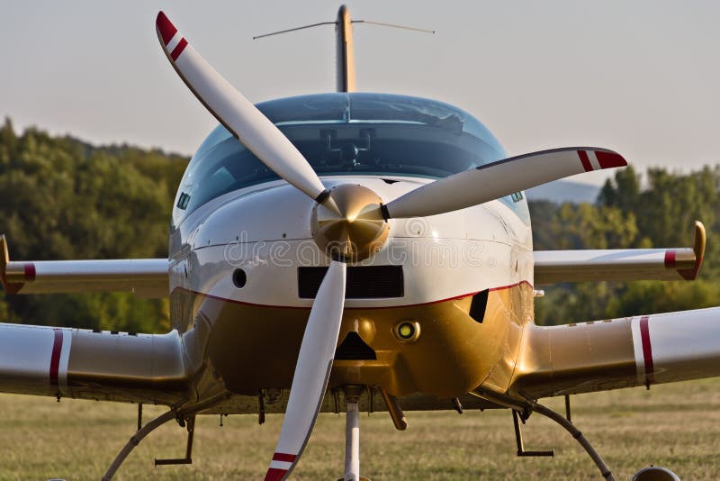 Propeller am Flughafen stockfoto. Bild von draussen - 169225152